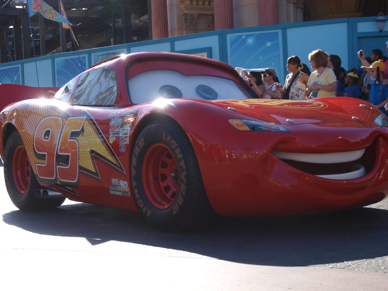 Rayo McQueen Dinoco: ¡La Leyenda Del Automovilismo Regresa!